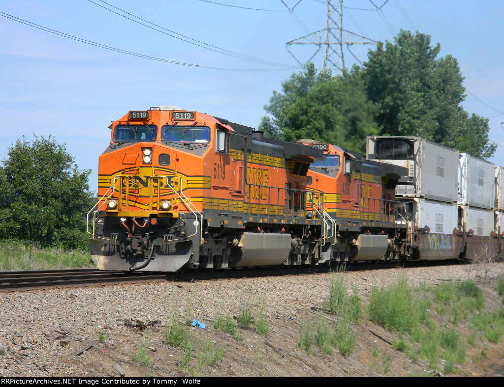 BNSF 5119 Leads a Eastbound Z Train